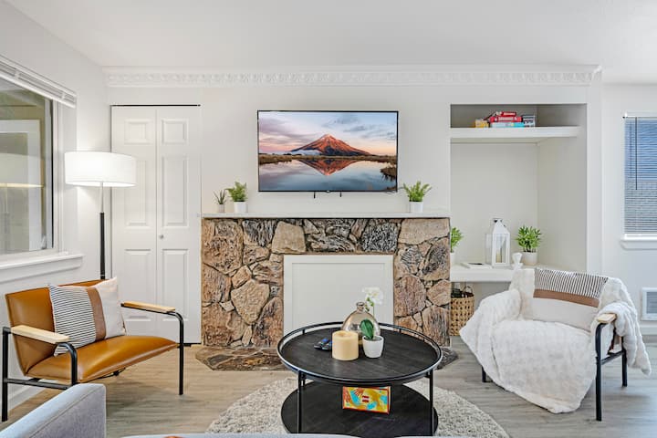 Easy Commute 4 Beds Condo Steps From Scenic Trails - Bothell, WA