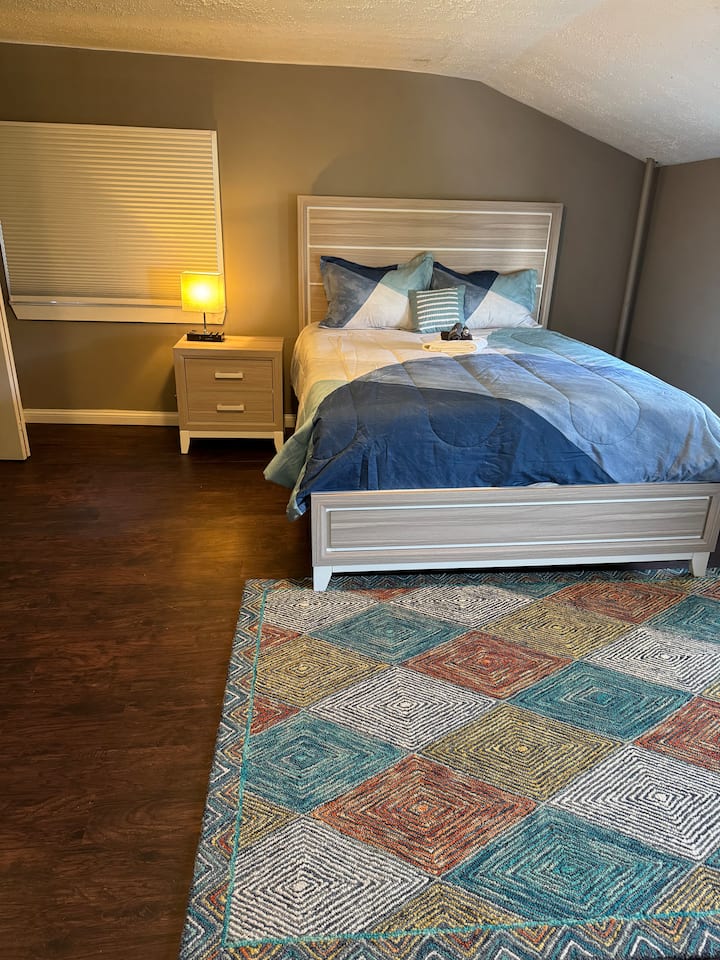 Cozy Room With Walk In Closet - Worcester, MA