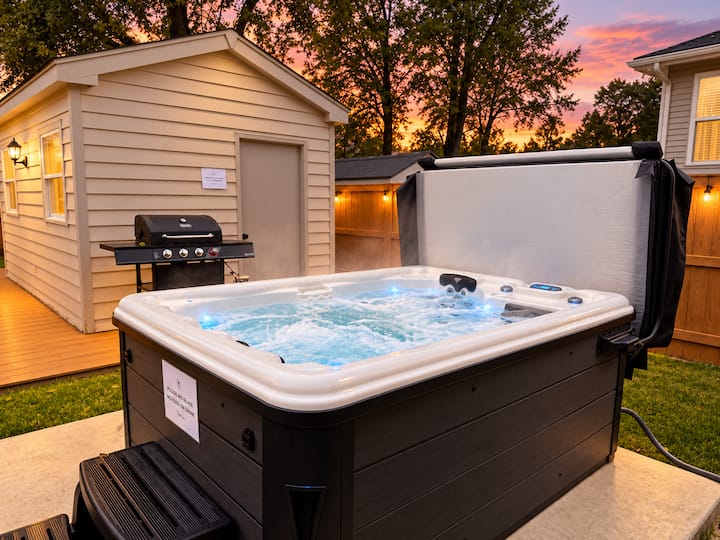 Private. Pet Friendly. Hot Tub. Fireplace. In Town - Crystal Lake, IL