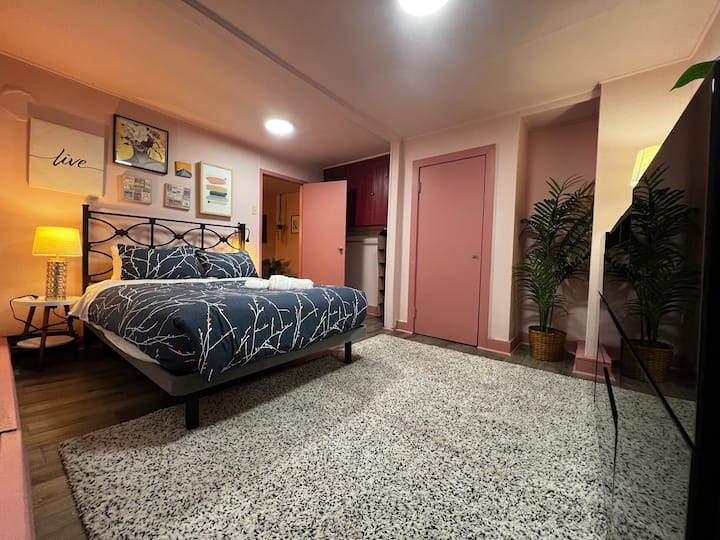 Purple Haze Hotel - The Pink Room - Downtown! - Halifax Regional Municipality