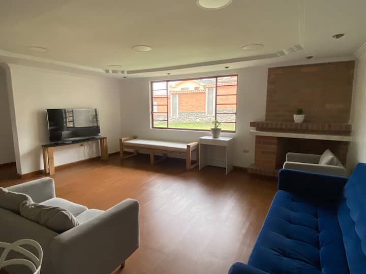 Hermosa Casa Con Parqueadero Para 5 Carros - Cuenca