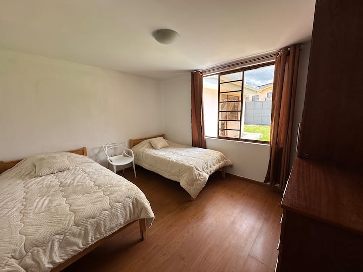 Hermosa Casa Con Gran Parqueadero Para Familias - Cuenca