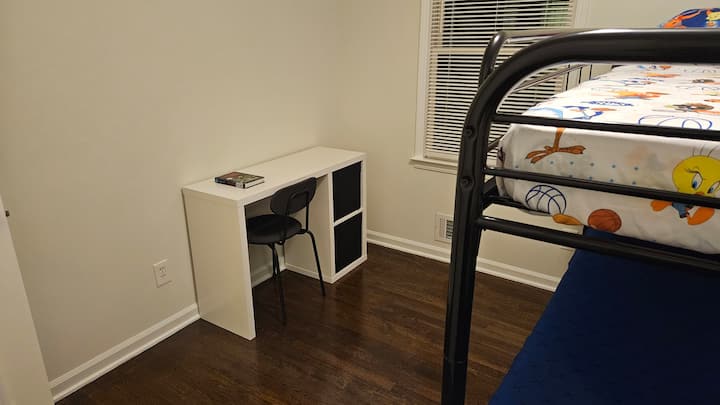 Quiet Bungalow Near The Square - Marietta, GA