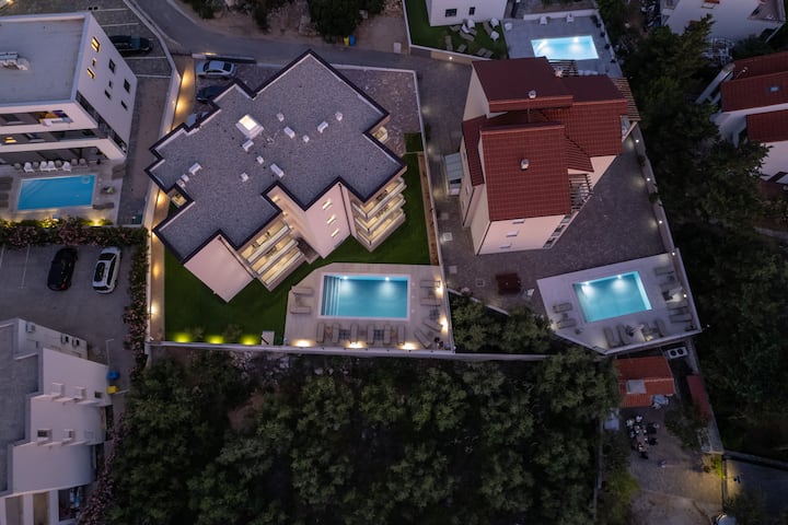 Hideout - Deluxe Pool Apartments For 16 - Karlobag