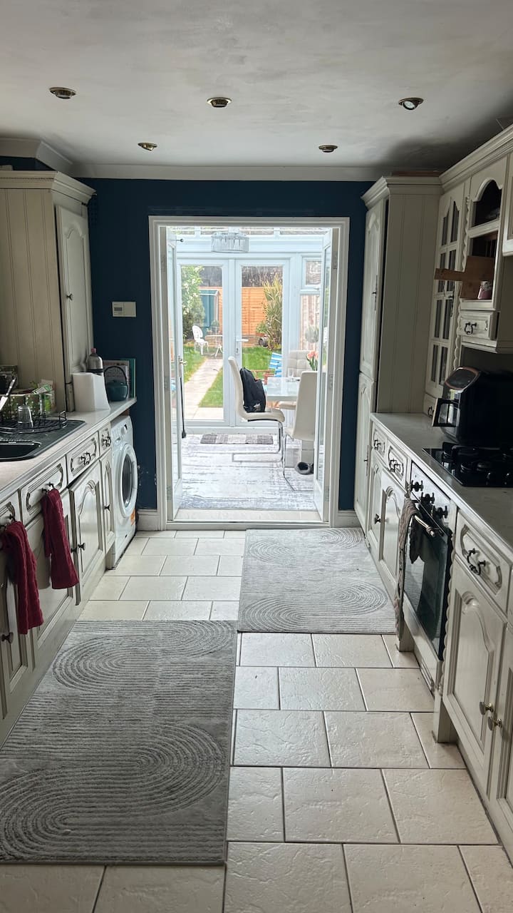 Beautiful Room In A Shared House: Peckham - London