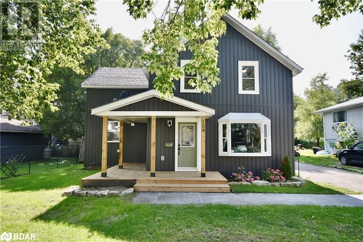 4 Bedroom House Steps From The Hospital - Orillia