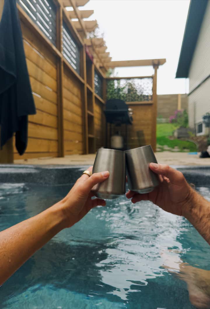 Central Cochrane Suite W/ Hot Tub & Sleeps 4 - Cochrane