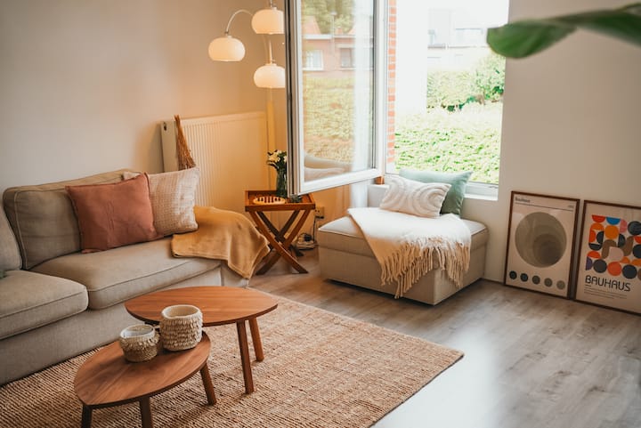 Stylish Apartment With Dressing & Workspace - Mortsel