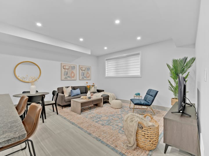 Bridge To Adventure 2 Beds To Relax - Windsor, ON, Canada