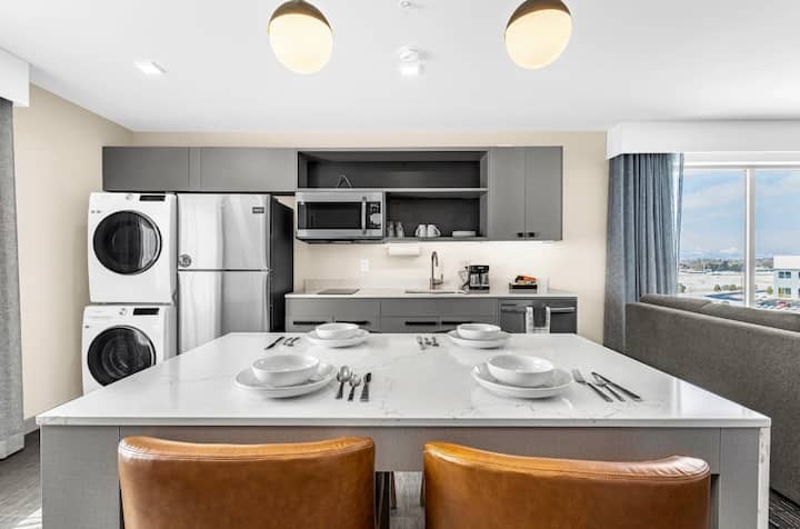 Stylish 3 Kitchen Suites W/ Parking & Breakfast - Colorado Springs, CO