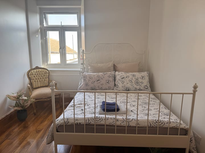 Cosy Room With En-suite - Mumbles
