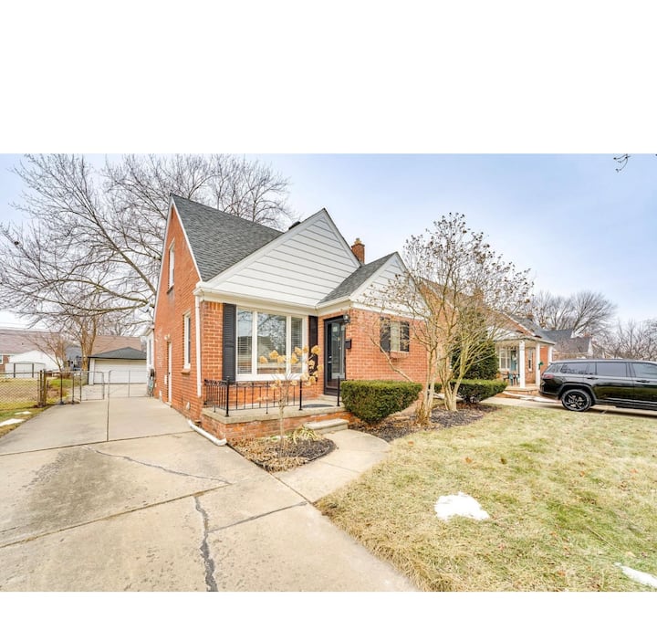 Elegant, Clean And All Updated . - Dearborn, MI