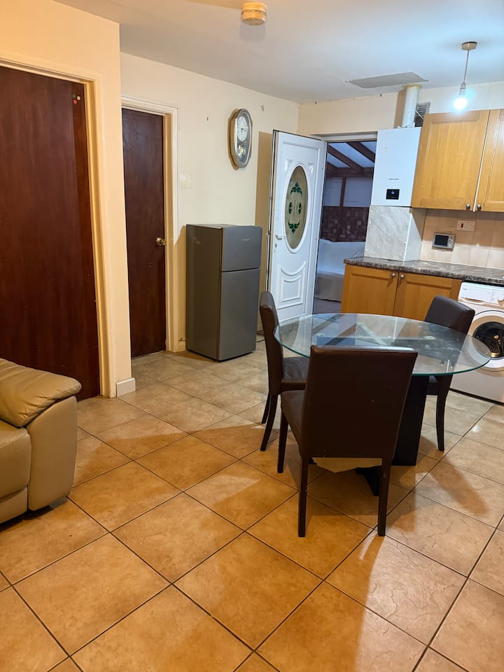 Professional 2 Bed Heathrow Appartment - Thames Ditton