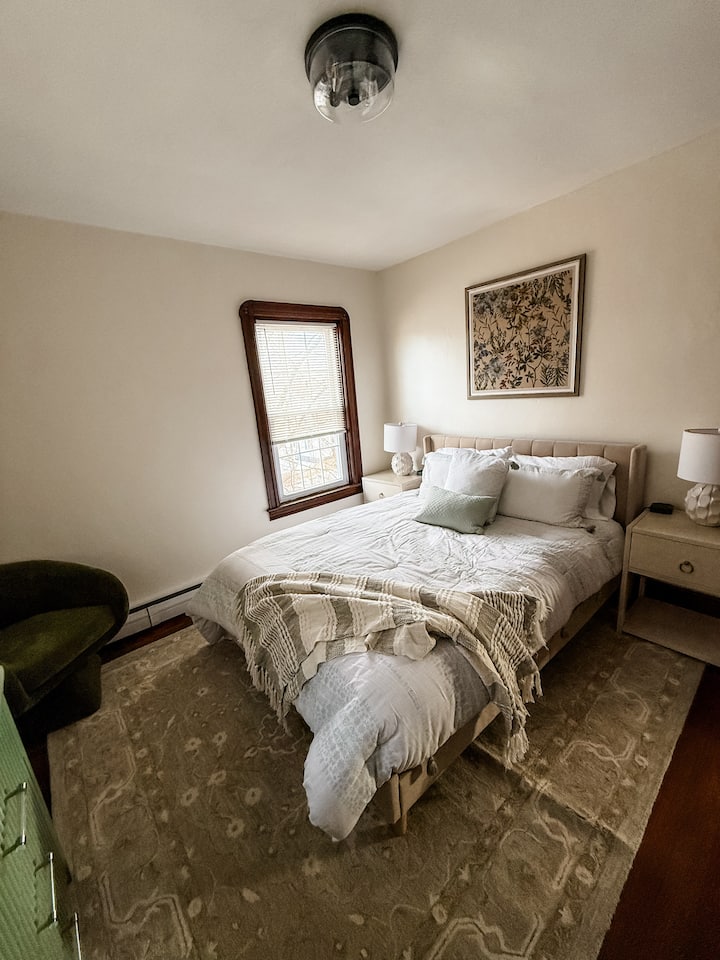 Classic Fully Renovated Unit - Capron Park Zoo, Attleboro