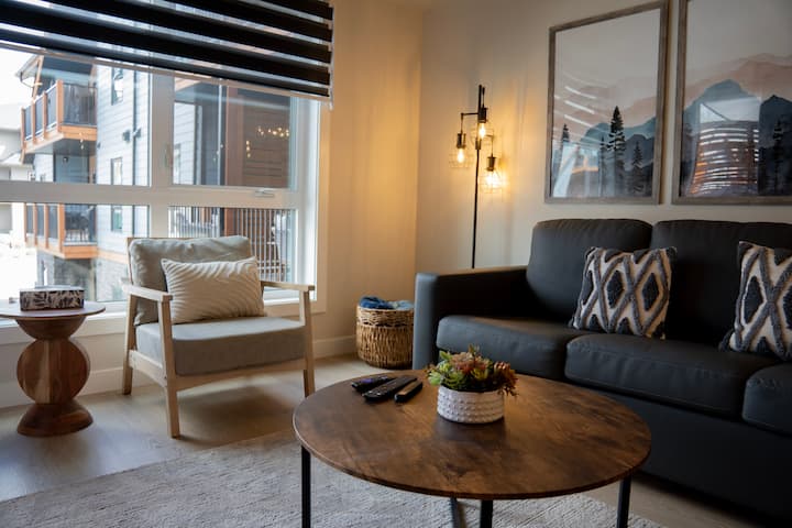 New Listing! Pool! Mountain Views! Banff Pass! - Canmore