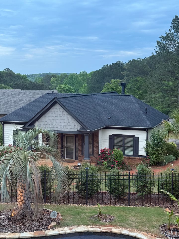 Standalone Smart Home Oasis: 2br, 3 Smart Tvs! - Monroe, GA