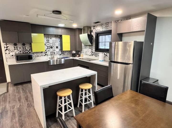 Modern, Quite 2br/2ba, W/ensuite - Evanston, IL