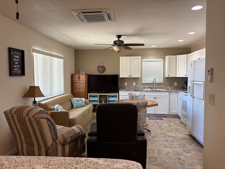 Charming Studio Cottage - Phoenix, AZ