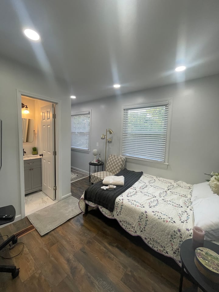 Renovated 1b/1ba Fenced Backyard - Fairfax, VA