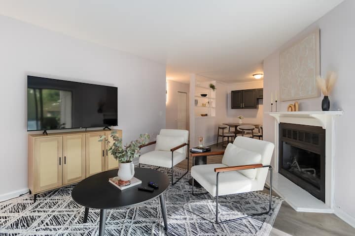 Cozy 2br Near Uptown & Noda | Patio + Parking - University City Boulevard – Charlotte
