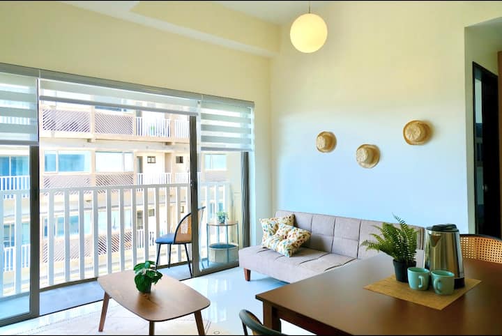 Grand 2br Spacious Living Room W/ Infinity Pool - Iloilo City