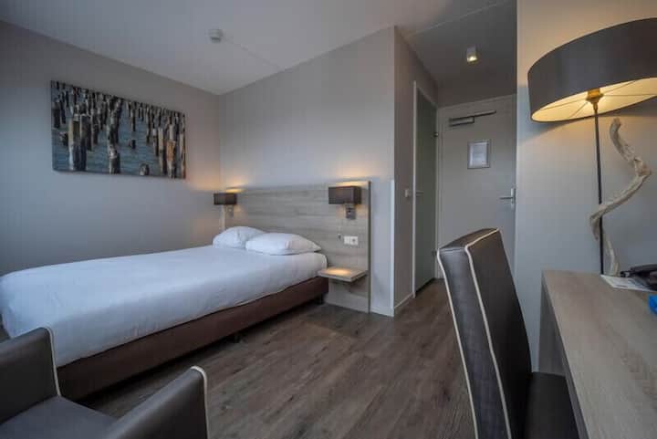 Relax By The Sea With Pool And Oceanfront Dining - Domburg