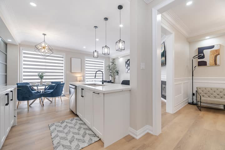 Modern Home + Loft + Jacuzzi Tub - Caledon
