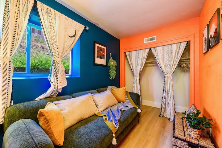 Ice Cream Dream W/ac | Candy-pop Stay & Deck Views - Castro Valley, CA
