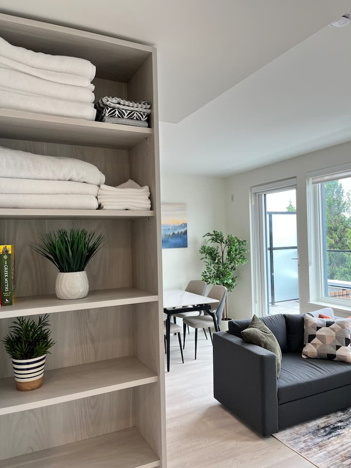 ~Sleek City Nest + Balcony - Vancouver