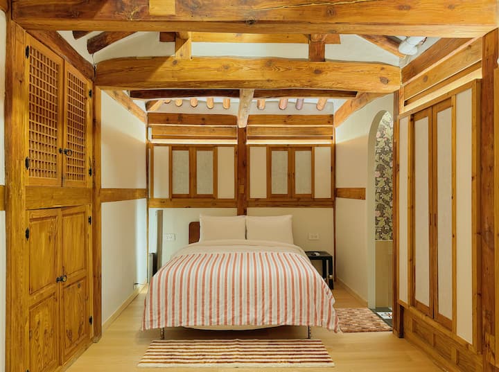 Serenity Hanok | 5br Courtyard Home For Groups - Seoul