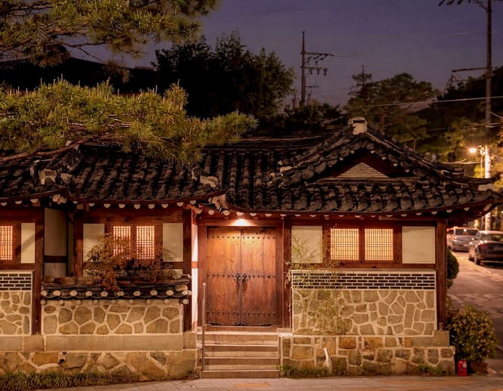 [Prime Location] Spacious 4br Hanok On Main Street - South Korea
