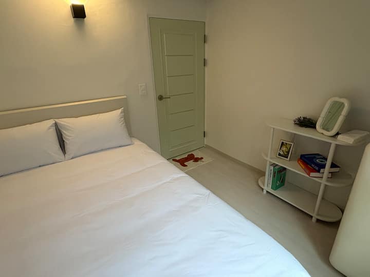 리모델링*아늑I개별욕실i공항버스지하철 5분i동대문성수홍대명동20~35분i무료커피세탁라면생수 - Seoul