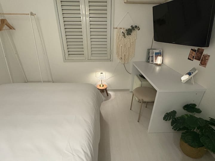 리모델링I개별욕실|지하철공항버스5분/동대문성수홍대명동20~35분+무료 짐보관·건조기·라면 - South Korea