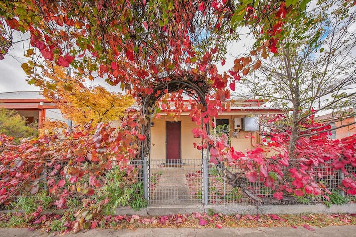Coachman's Cottage | Cosy Charm, Pets Welcome - Orange