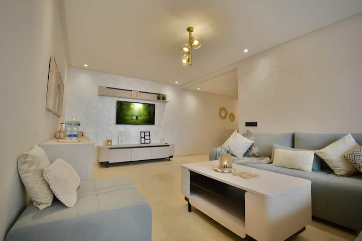 Modern, Chic Retreat, Jacuzzi ~ Balcony ~ Location - マラケシュ
