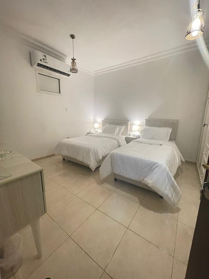 طريق الملك عبدالله شرق حي القدس
للعائلات فقط - Riyadh