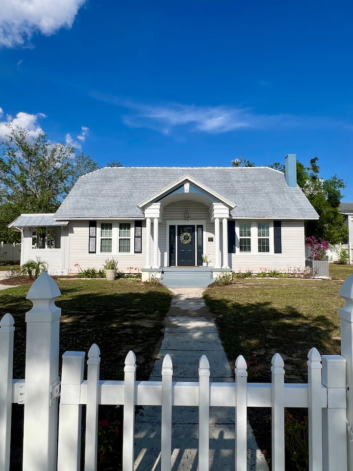 Charming Cottage By The Lake. - Sebring, FL