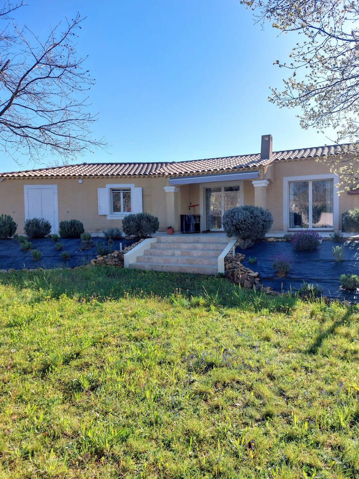 Belle Villa Avec Piscine. - Régusse