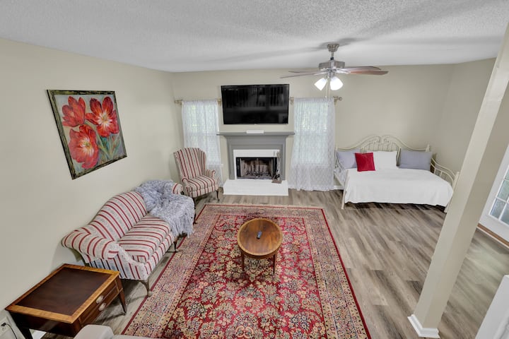 Serene Sunlit Townhouse - Kennesaw, GA