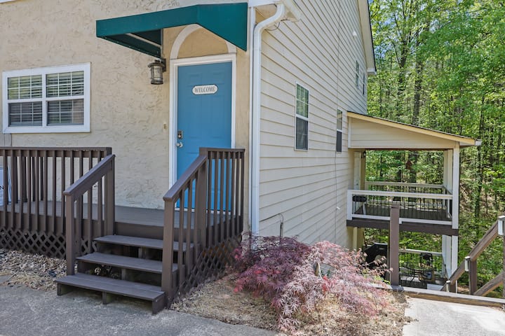 Serene Sunlit Townhouse - Kennesaw