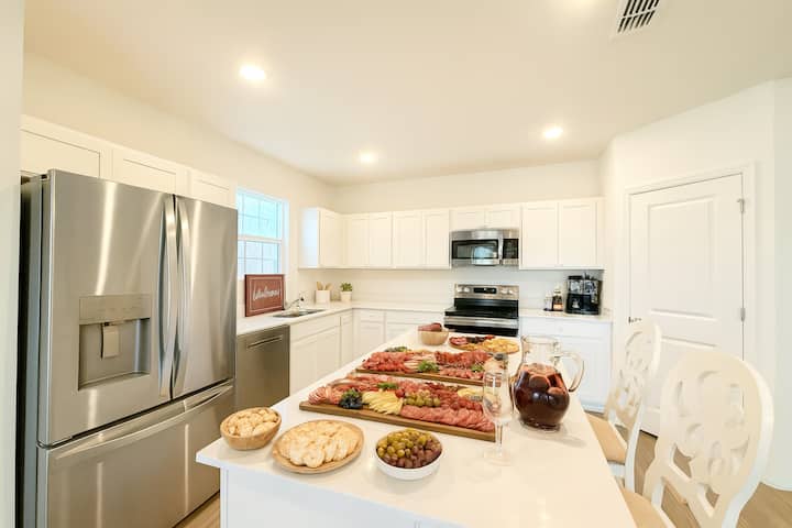 10 Mins To Lido Beach. Clean Villa W/ Patio+grill - Sarasota, FL