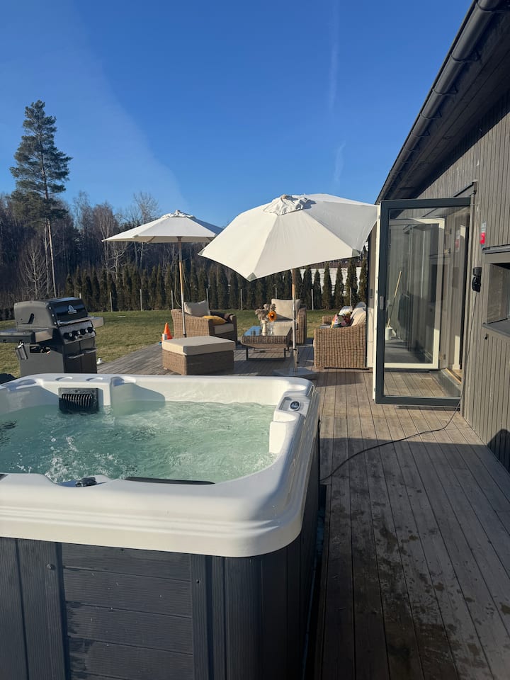 Hus Nära Skog Och Sjön Vänern. Inhängnad Tomt. - Karlstad