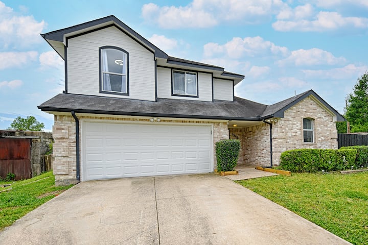 Cute Lake Views House! - The Colony, TX