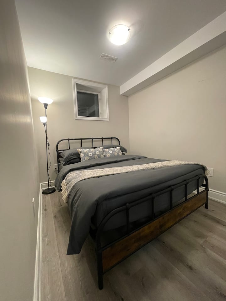 Modern 1br Basement Aptt–close To Shops & Eateries - Milton