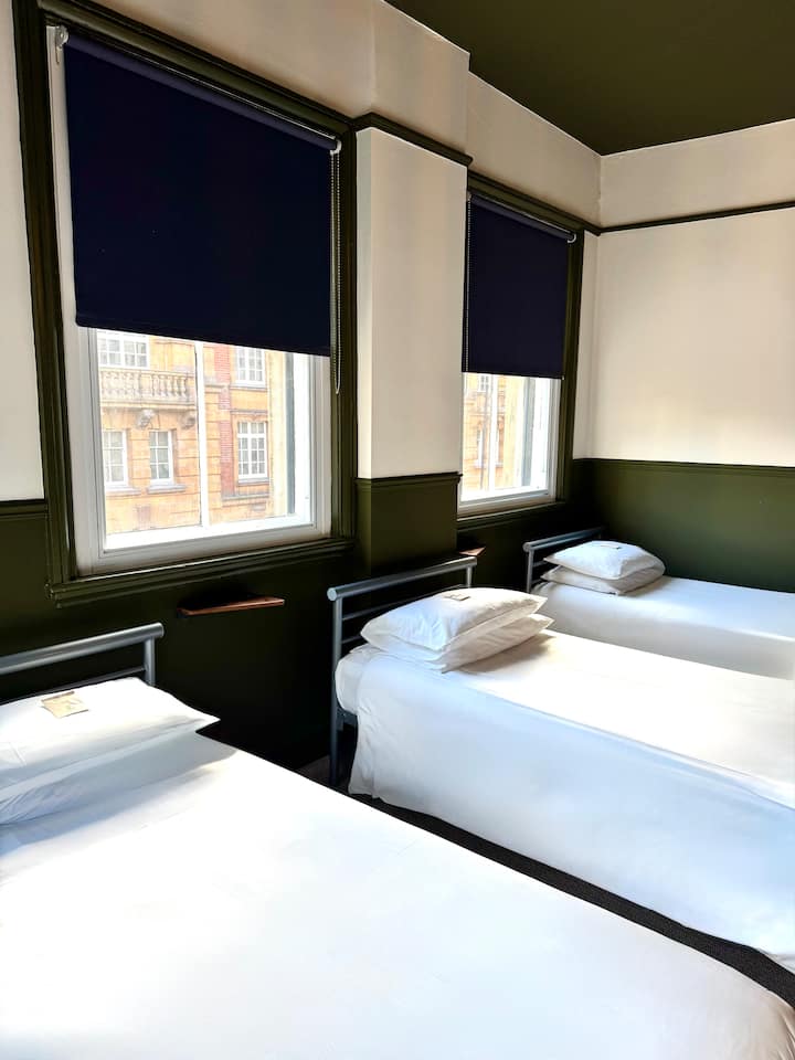 Piccadilly Central - Quad Room W/ En-suite - Manchester