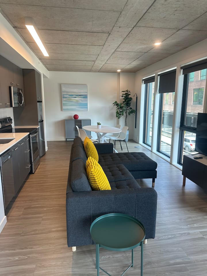 Stylish Urban Oasis + Balcony! - Portland, OR