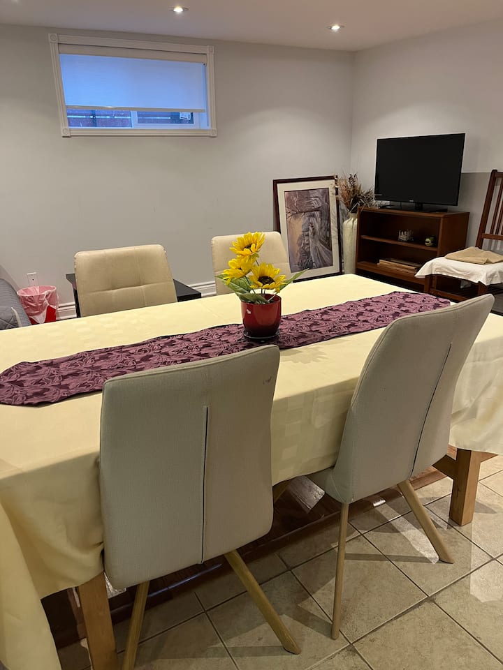 Basement Apartment Near Subway - Toronto