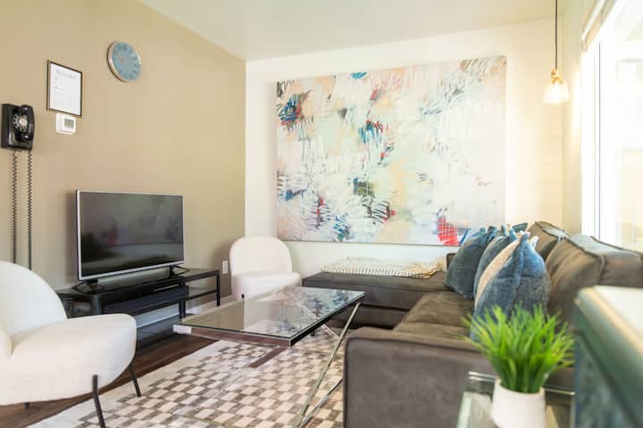 Full Home -Dt, Bmo, Stampede Walk- *Ac* W-parking - Calgary