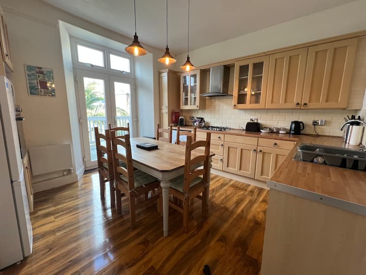 2-bed | Sleeps 4 | Close To Torquay Harbour & Town - Torquay