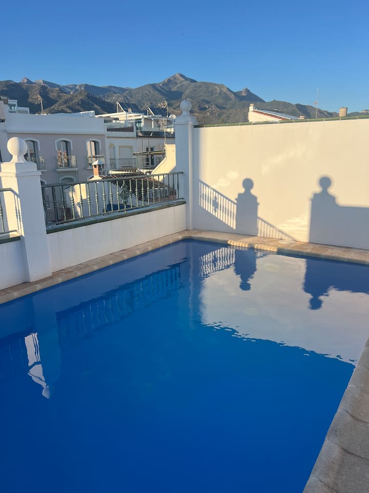 1 Bedroom Flat With Patio, Common Pool & Rooftop - Nerja